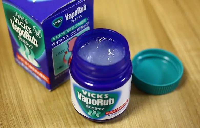 Aqui estão várias coisas que você pode conseguir com o Vicks VapoRub ...