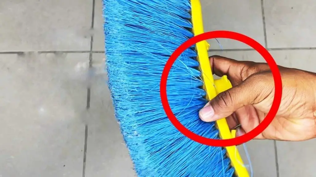 Vassoura velha e estragada, depois de ver o que dá pra fazer com ela ... Vassoura velha e estragada, depois de ver o que dá pra fazer com ela ...